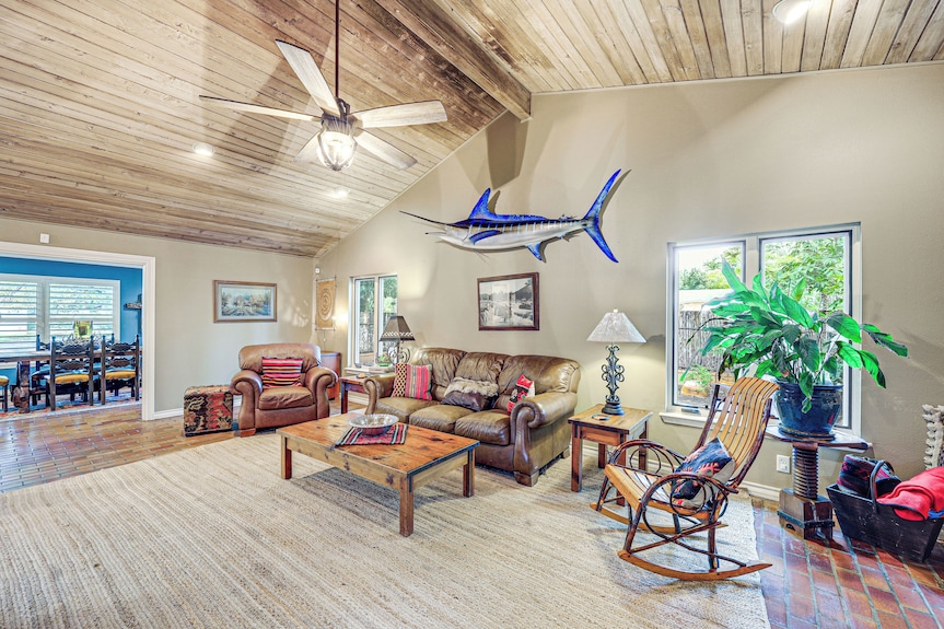 Del Rio Home W/ Large Yard, Bbq + Fireplace! - Del Río, TX