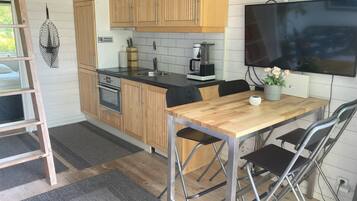 Cabana família, vista para o mar | Cozinha privada | Chaleira elétrica, torradeira, cadeirão de bebê