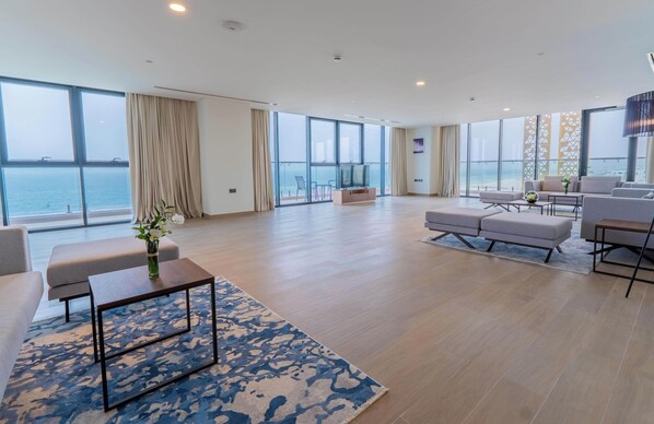 Apartamento, 3 quartos, sacada, vista para o mar | Sala de estar | TV de tela plana 43 polegadas com canais a cabo