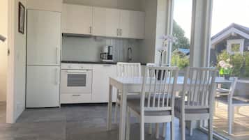 Cabana família, vista para o mar | Cozinha privada | Cafeteira/chaleira, chaleira elétrica, torradeira, cadeirão de bebê