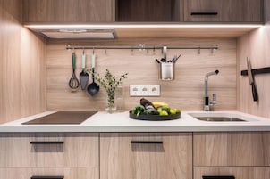 Um frigorífico/congelador grande, um micro-ondas, uma placa de cozinha 