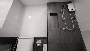 Superior Premier Room | Casa de banho | Um polibã, artigos de higiene pessoal grátis, um secador de cabelo