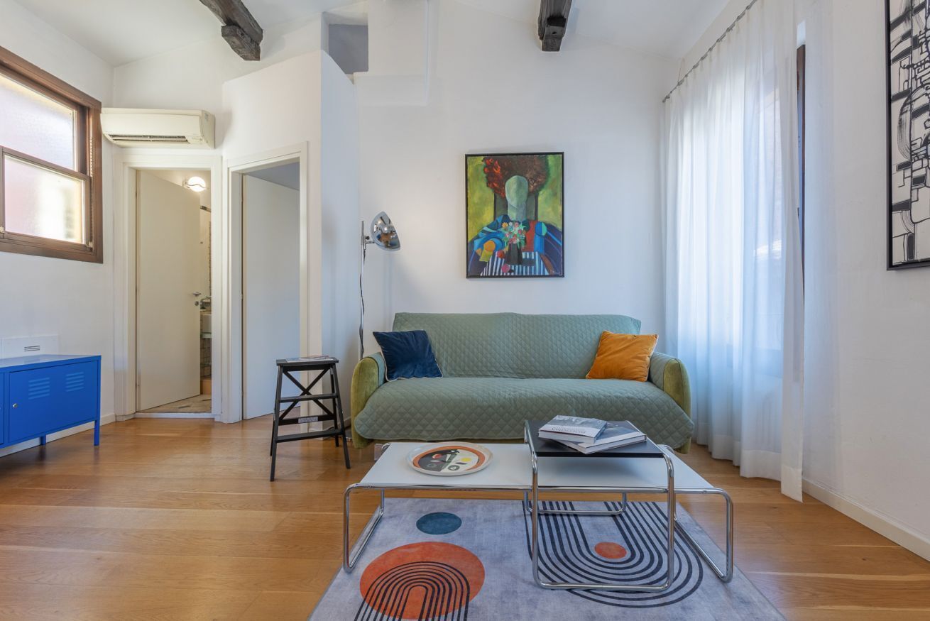 Lumionso Apartment Located In An Elegant Period Building And Equipped With All The Comforts To Accommodate Two People. The Apt Is Located In The Central Area (Ztl), Less Than 500m From Palazzo D'accursio Near The Quadrilatero, In A Neighborhood Character - Bologna