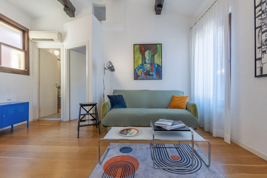 Lumionso Apartment Located In An Elegant Period Building And Equipped With All The Comforts To Accommodate Two People. The Apt Is Located In The Central Area (Ztl), Less Than 500m From Palazzo D'accursio Near The Quadrilatero, In A Neighborhood Character - Bologna