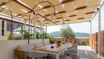 Apartamento Premium | Sala de estar | TV de ecrã plano