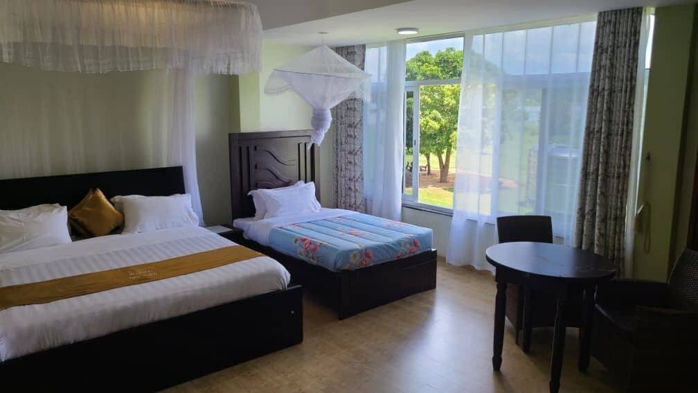 Quarto Duplo Empresarial | Secretária, Wi-fi grátis, roupa de cama fornecida 