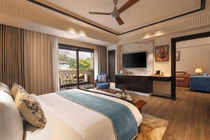 Family Suite with Balcony | Roupa de alta qualidade, minibar, cofre no quarto, secretária 