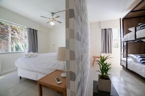Quarto família | Escrivaninha, espaço de trabalho para notebook, Wi-Fi de cortesia