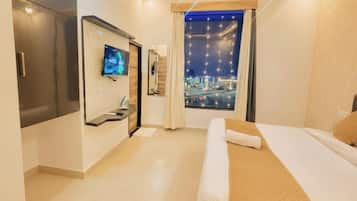 Quarto luxo, 1 cama King, para fumantes, banheiro privativo | Escrivaninha, cortinas blackout, quartos à prova de som