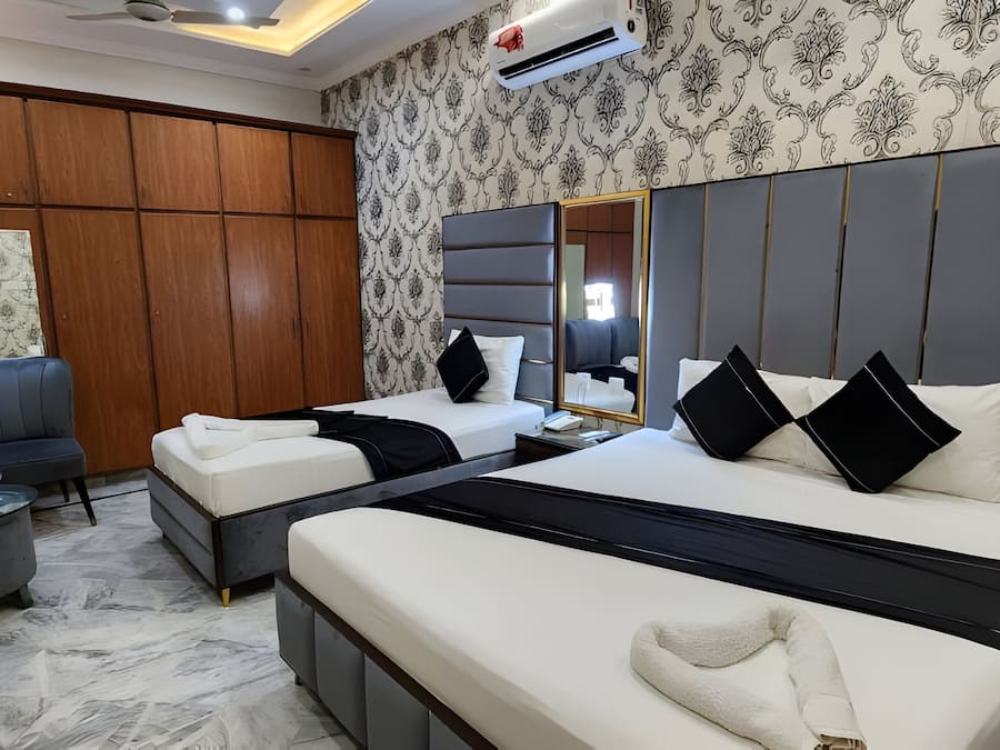 Quarto triplo luxo | Quartos à prova de som, Wi-Fi de cortesia, roupa de cama