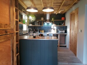 Cabana | Cozinha privada | Geladeira, micro-ondas, fogão, cooktop