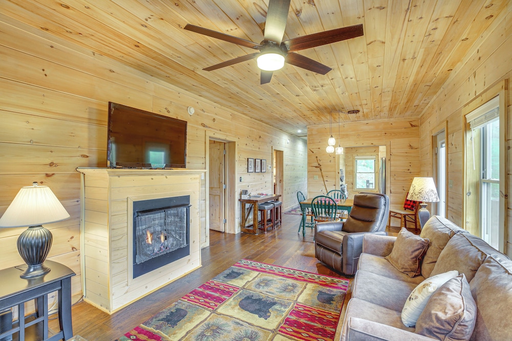 Pet-friendly Boone Cabin W/ Mtn Views & Hot Tub! - Mountain City, TN