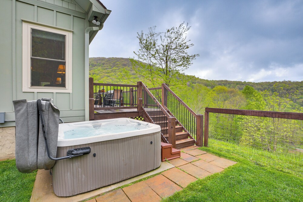 Pet-friendly Boone Cabin W/ Mtn Views & Hot Tub! - Mountain City, TN