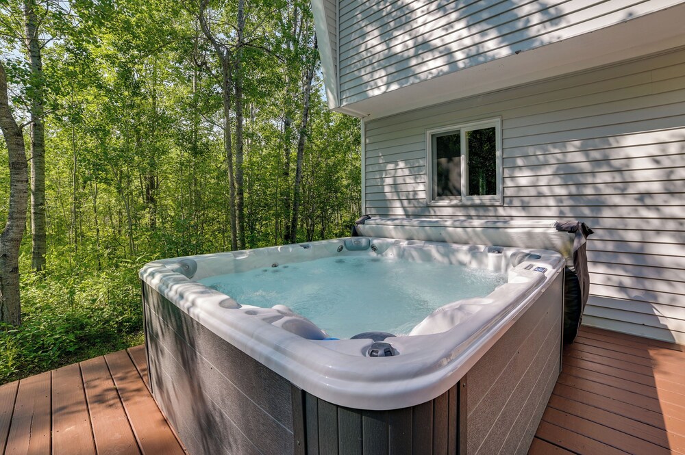 Northern Michigan Hideaway W/ Hot Tub & Fire Pit! - Lake Arrowhead, Gaylord