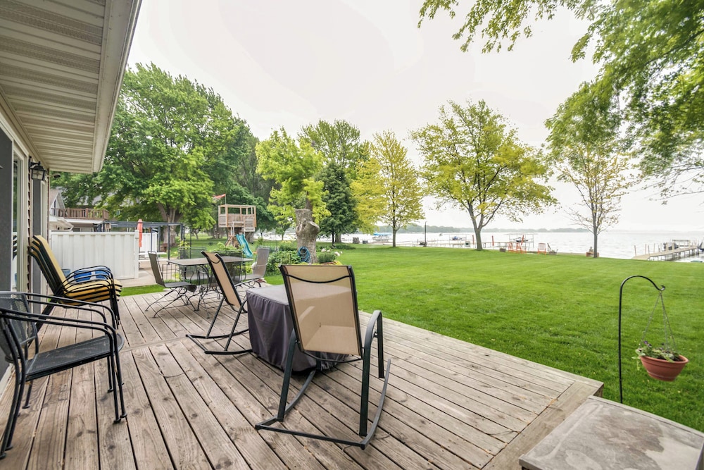 Waterfront Johnson Lake Getaway W/ Fire Pit! - Nebraska
