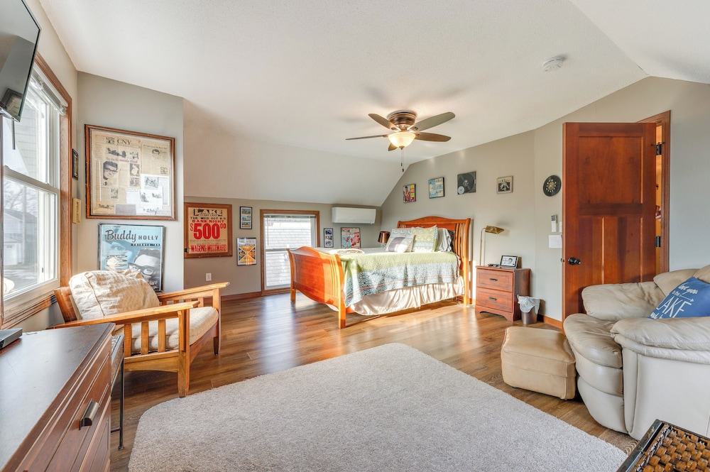 Cozy Clear Lake Home - Walk To Town & Boat Dock! - Clear Lake, IA