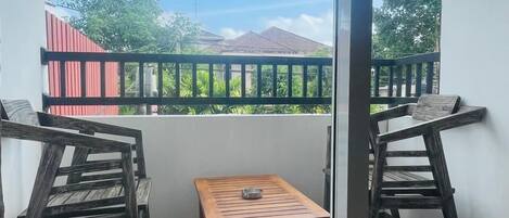 Quarto casal superluxo, sacada, vista para a cidade | Área de estar | TV