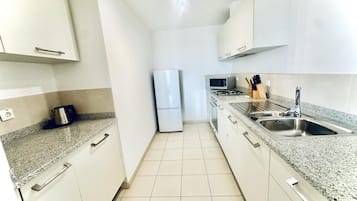 Apartamento | Cozinha privada | Um frigorífico, um micro-ondas, um forno, uma placa de cozinha