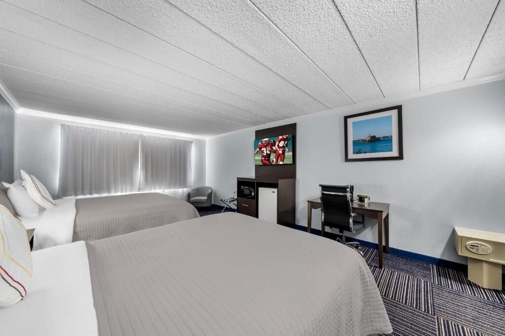 Coastal Falmouth Comfort  Ideal Stay With Free Breakfast & Beach Access Nearby - Oak Bluffs, MA