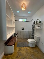 Uma banheira, artigos de higiene pessoal grátis, um secador de cabelo 