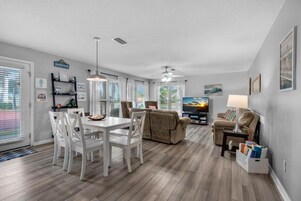 Apartamento em Condomínio Fechado, várias camas (Beachview 107) | Interior