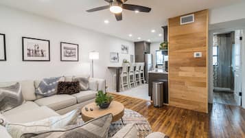 Apartamento, varanda | Área de estar | Smart TV