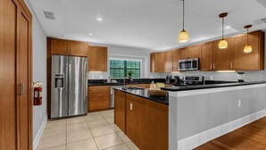 Casa de Férias, vista para o jardim | Cozinha privada | Um frigorífico/congelador grande, um micro-ondas, um forno 