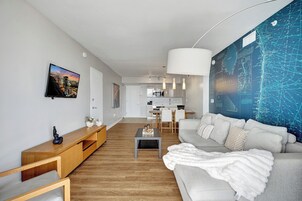 Apartamento Standard, 1 cama king-size e sofá-cama, varanda, vista para o rio | Sala de estar