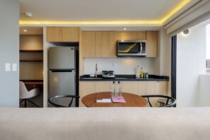 Apartamento, varanda (03) | Cozinha privada | Um micro-ondas, um forno, utensílios de cozinha 
