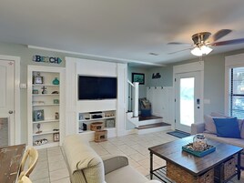 Casa geminada, várias camas, sacada, vista para o jardim (Villa Chateau #10) | Área de estar | TV de tela plana 42 polegadas com canais digitais