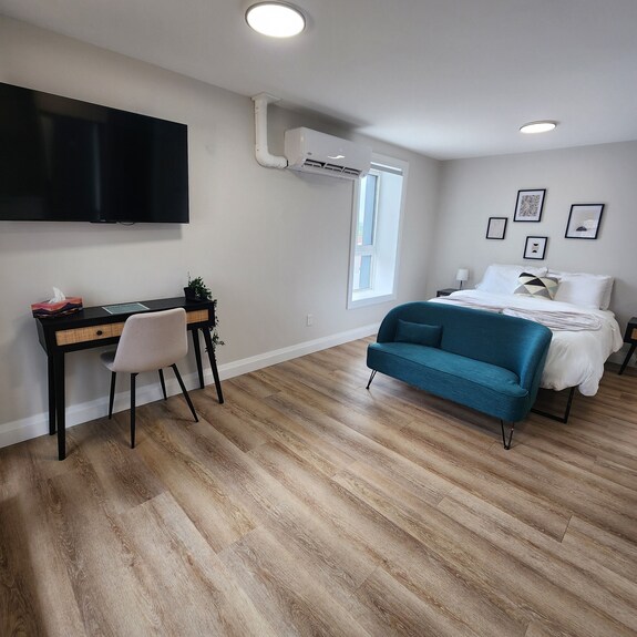 Balcony Studio Unit Queen Bed Overlooking The City In Prime Downtown Location - Ontario