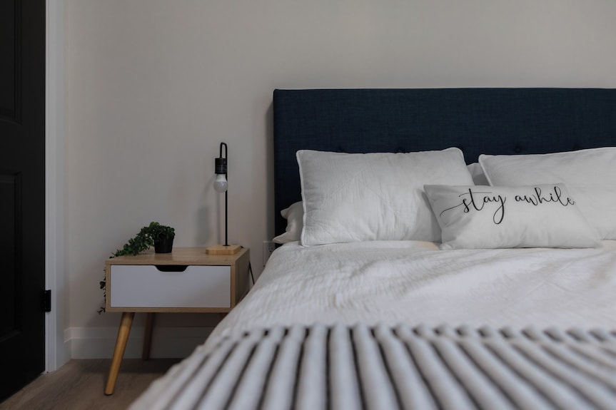 1 Bedroom Unit With Living Space And Full Kitchen Prime Downtown Location - Ontario