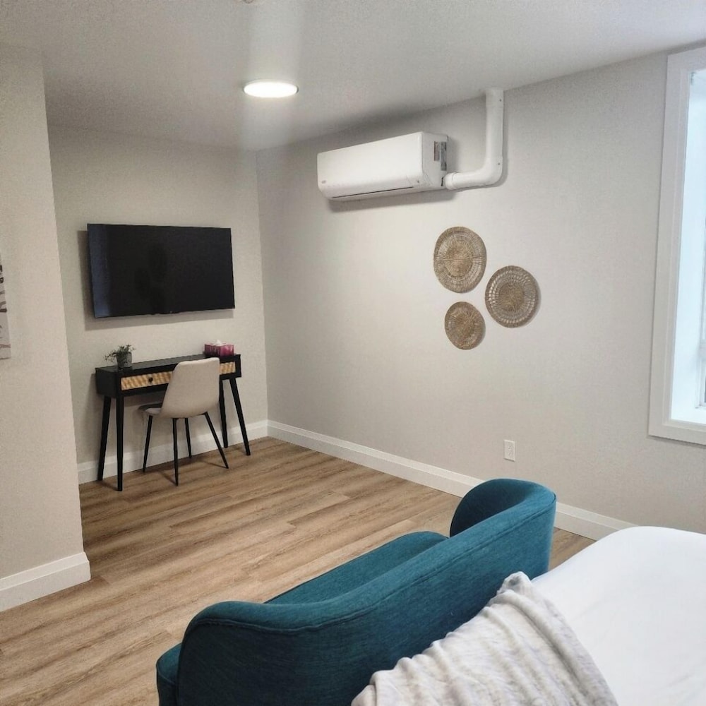 Oversized Trendy Studio Unit In Prime Downtown Location - St. Jacobs