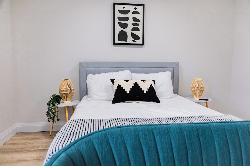 Trendy 1 Queen Bed Studio Prime Downtown Location - St. Jacobs