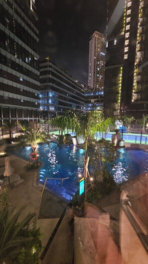 2 piscinas externas, funciona das 6h às 22h, guarda-sóis