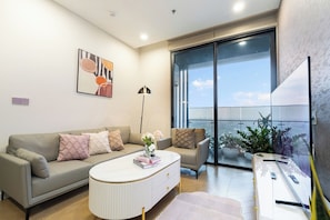 Apartamento premier, 3 quartos, sacada | Área de estar | Smart TV 55 polegadas com canais digitais, Netflix, filmes pagos