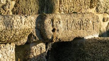 Uma estrutura de pedra com texto entalhado.