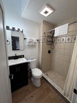 Quarto Duplo Superior, vista para o jardim | Casa de banho | Um polibã, toalhas fornecidas, sabão, champô 