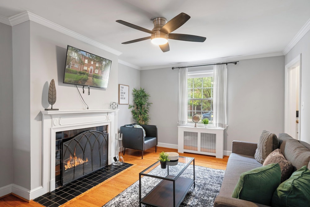 Charming Townhouse Retreat By Cozysuites - Huntington, VA