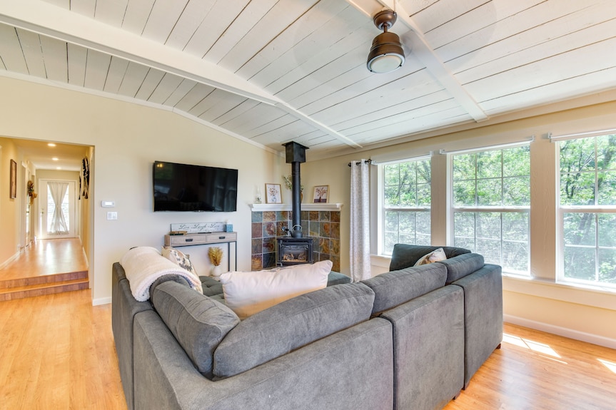 Sonora Hilltop Home: Scenic Views, Pet Friendly! - Sonora, CA