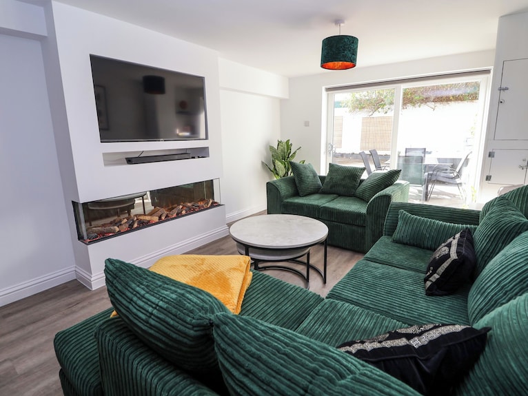 The Railway Cottage, Pet Friendly, With Hot Tub In Llandudno - Penrhyndeudraeth