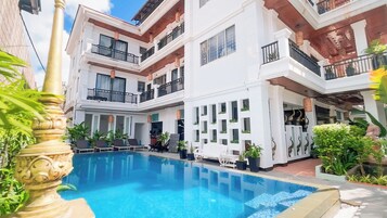 Piscina externa, funciona das 9h às 21h, barracas de cortesia