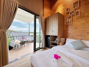 Quarto Triplo, varanda | Camas de colchão viscoelástico, minibar com produtos grátis