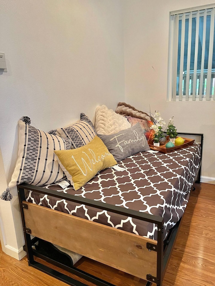 Family-friendly, Private Garden N Seattle Home - Shoreline, WA