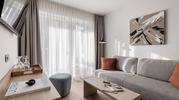 Apartamento Deluxe, vista para a montanha | Sala de estar | Televisor de ecrã plano de 40 polegadas com canais por cabo