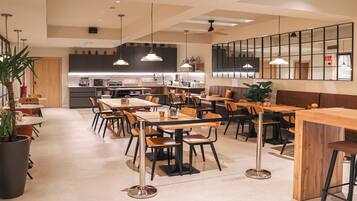 Café da manhã com buffet todos os dias (EUR 9 por pessoa)