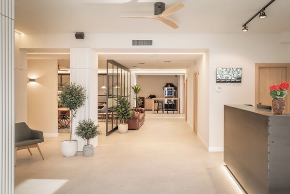 Quarto Empresarial | Sala de estar | Televisor plasma de 55 polegadas com canais por cabo