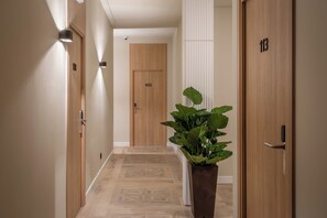 Quarto Básico | Sala de estar | Televisor plasma de 55 polegadas com canais por cabo