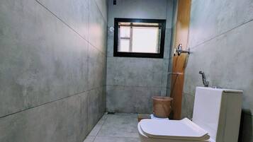 Quarto Deluxe | Casa de banho | Toalhas fornecidas, sabão, champô, papel higiénico