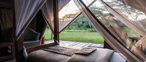 Tenda Deluxe, vista para o jardim | Cofre no quarto
